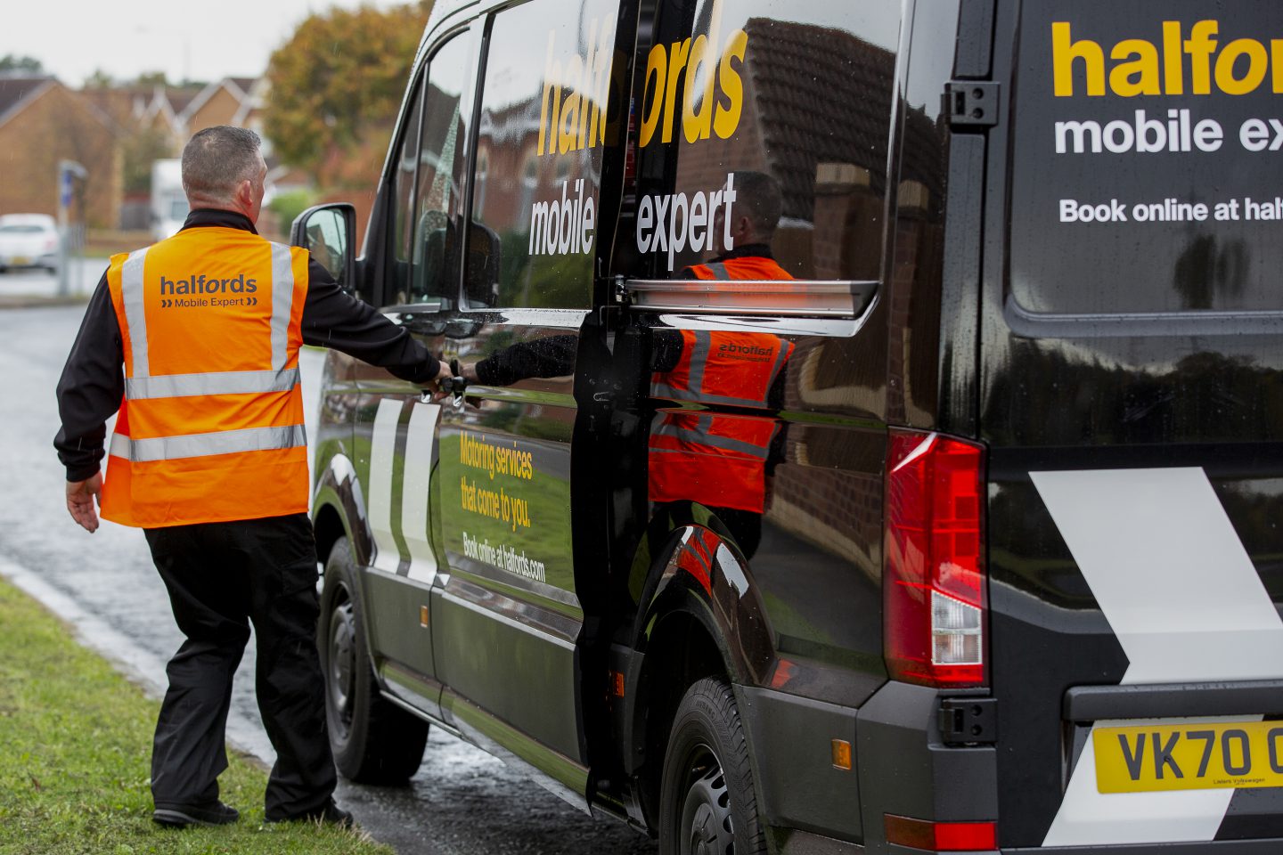 How to look after your tyres for winter driving - Halfords
