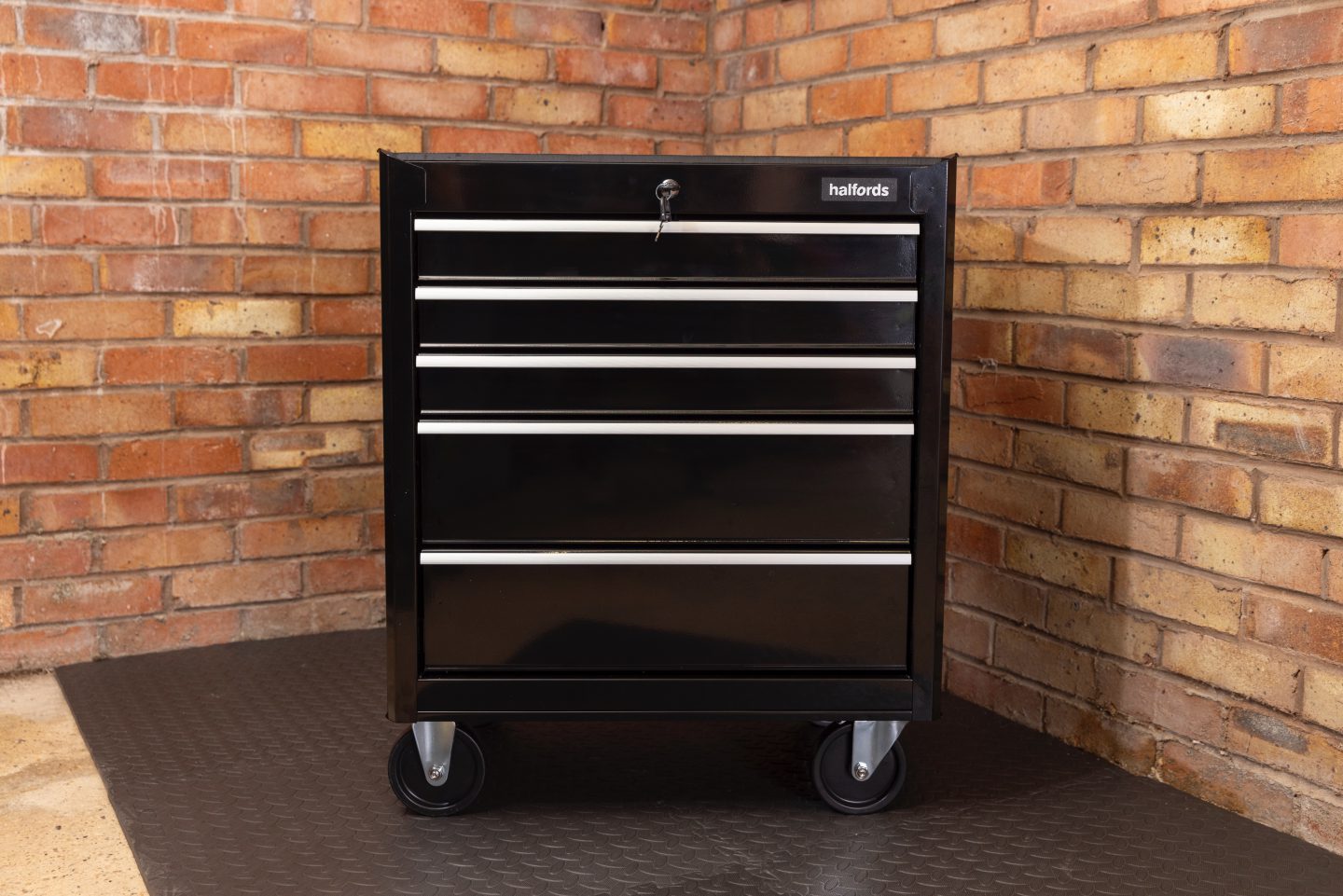 GARAGE STORAGE SOLUTIONS TO HELP MAXIMISE SPACE - Halfords